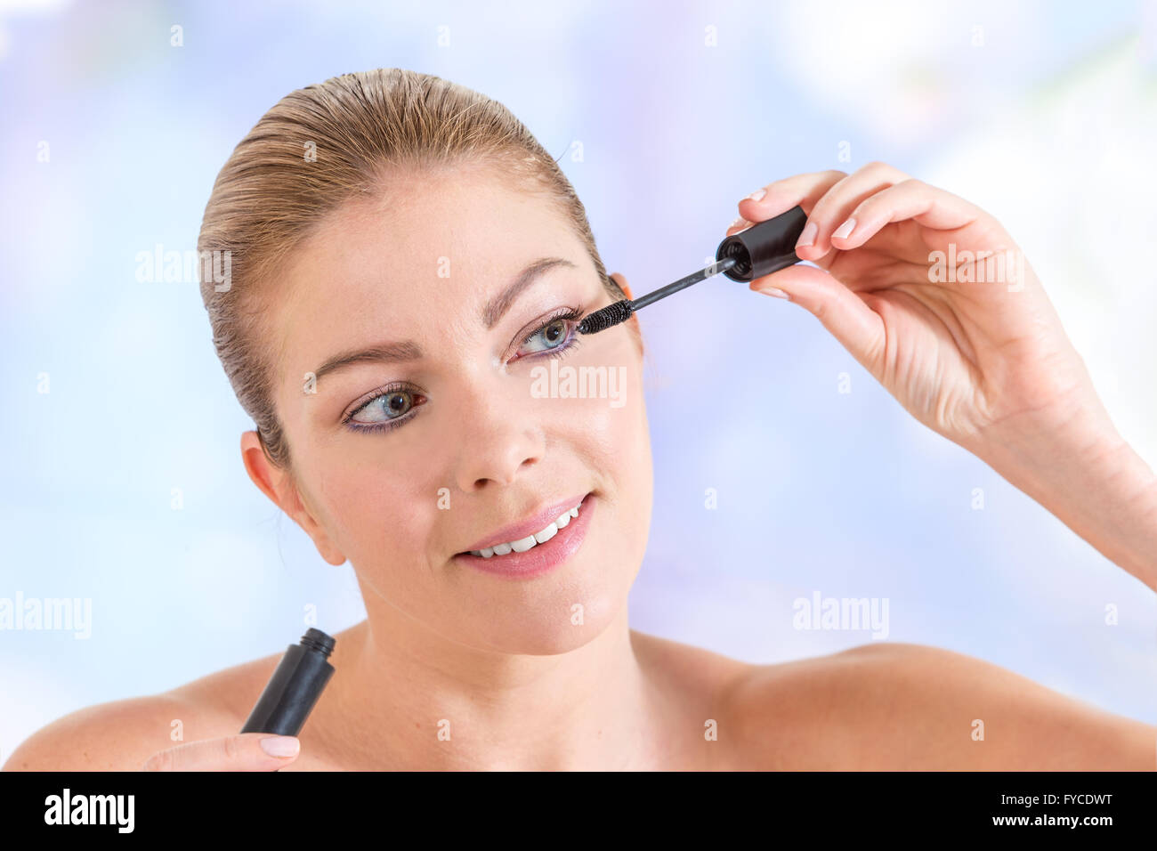 WOMAN PUTTING ON MAKE-UP Stock Photo - Alamy
