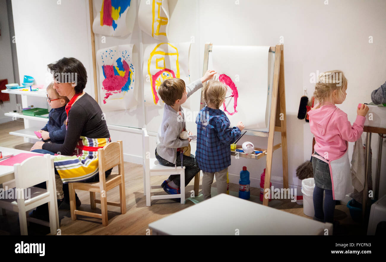 Primary school students painting hi-res stock photography and images ...