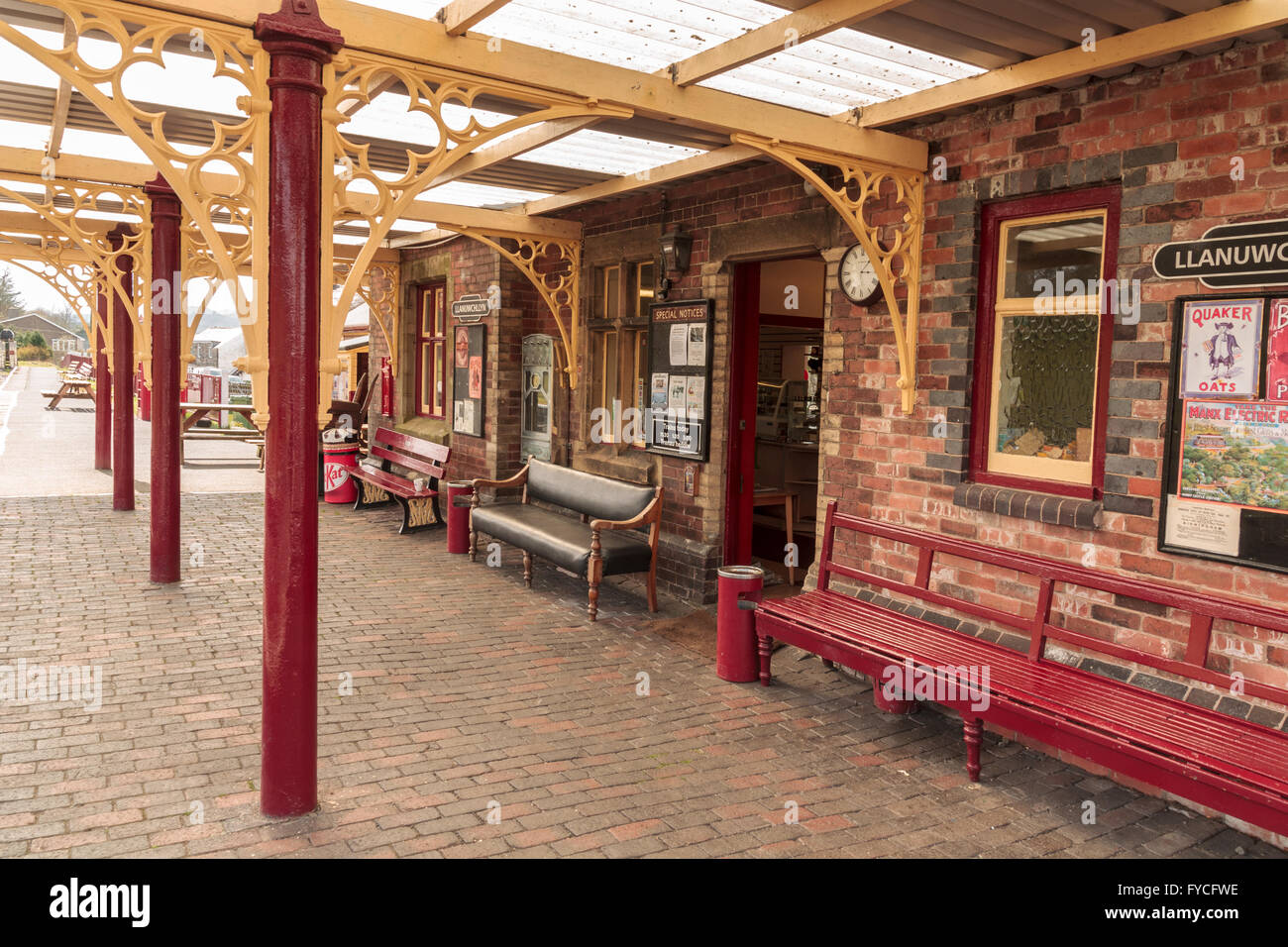 Station platform at the Bala Lake Railway or Rheilffordd Llyn Tegid (in ...