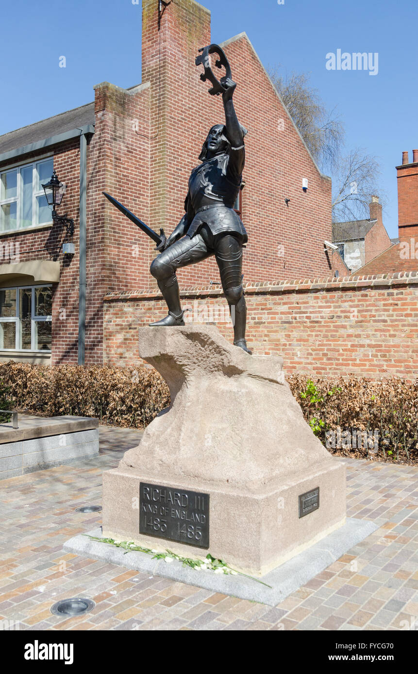 Statue of King Richard III in Leicester Cathedral Gardens Stock Photo ...