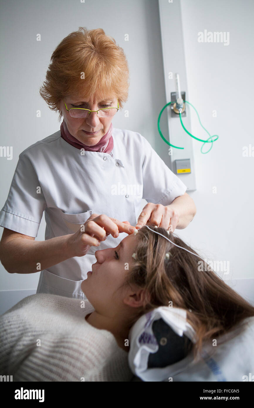 Woman undergoing electroencephalogram (eeg) hi-res stock photography ...