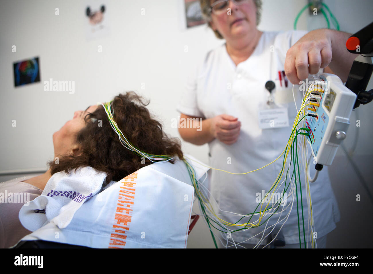Woman undergoing electroencephalogram eeg hi-res stock photography and ...