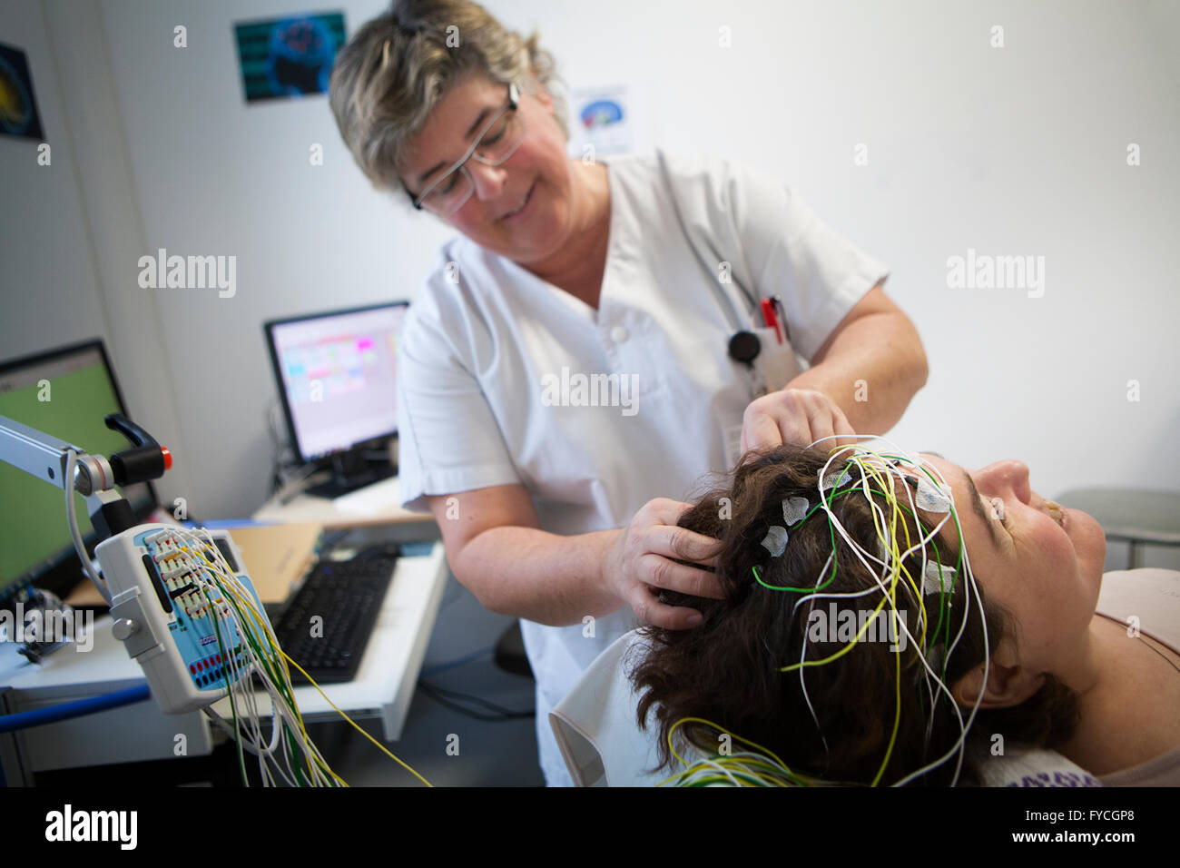 Woman undergoing electroencephalogram (eeg) hi-res stock photography ...