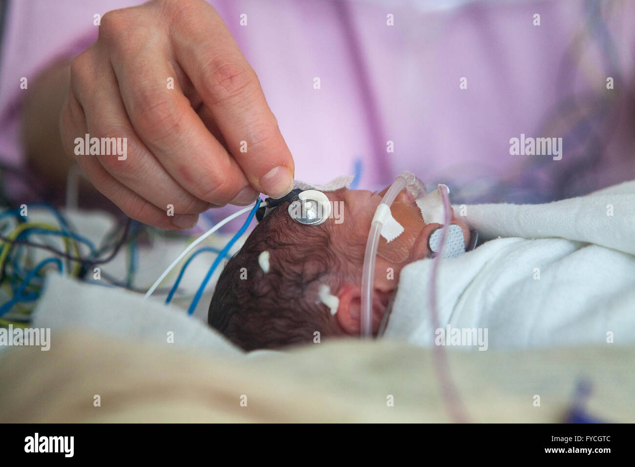 Electrodes baby head hi-res stock photography and images - Alamy
