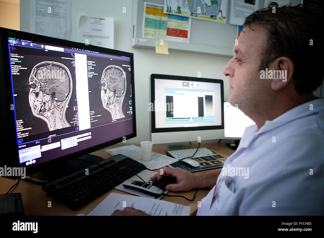 Radiologist and mri hi-res stock photography and images - Alamy