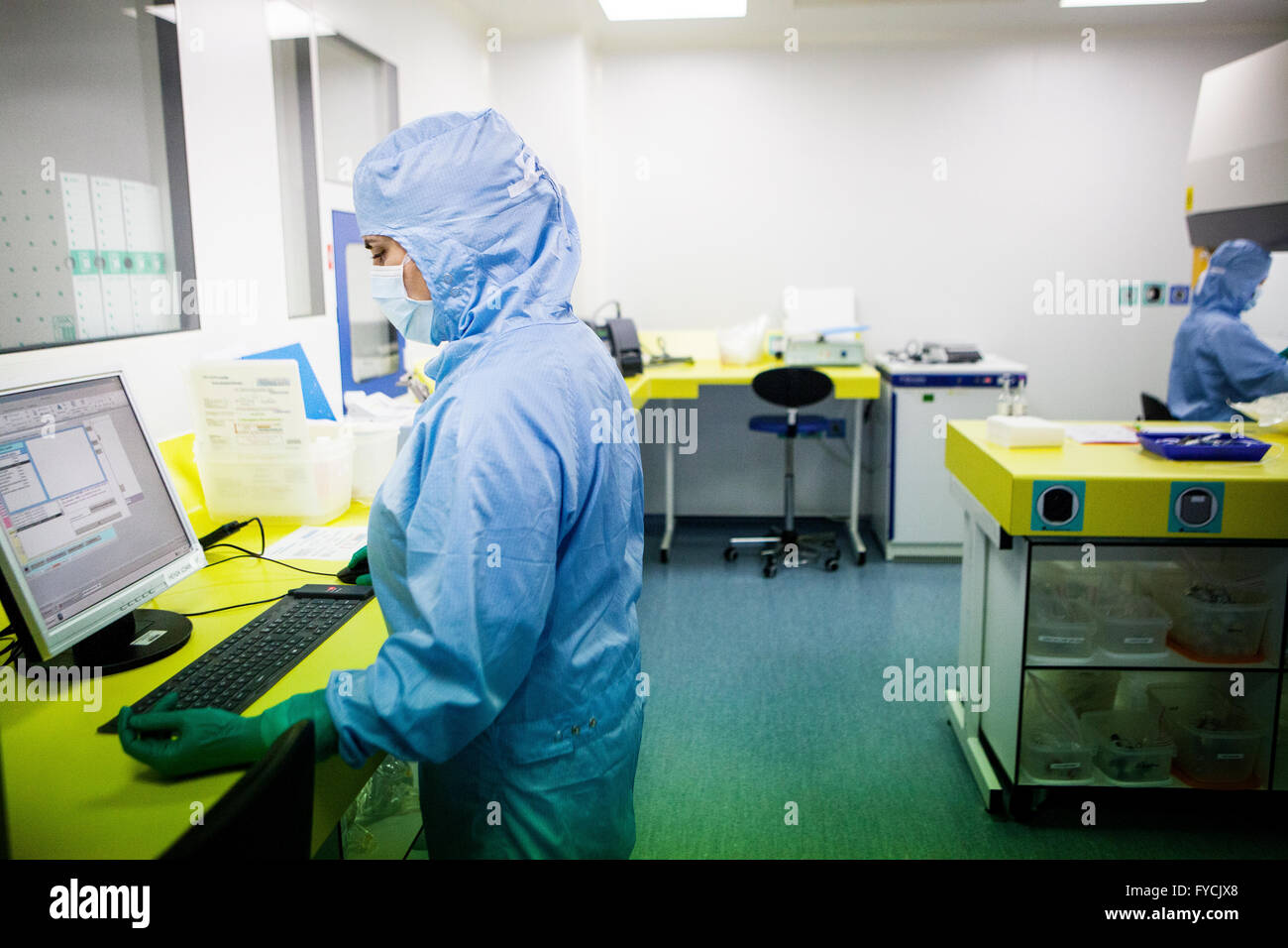 Lab clean room worker technician hi-res stock photography and images ...