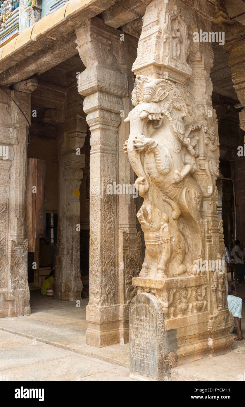 Vidala statue at entrance of Shirangam Temple Stock Photo - Alamy