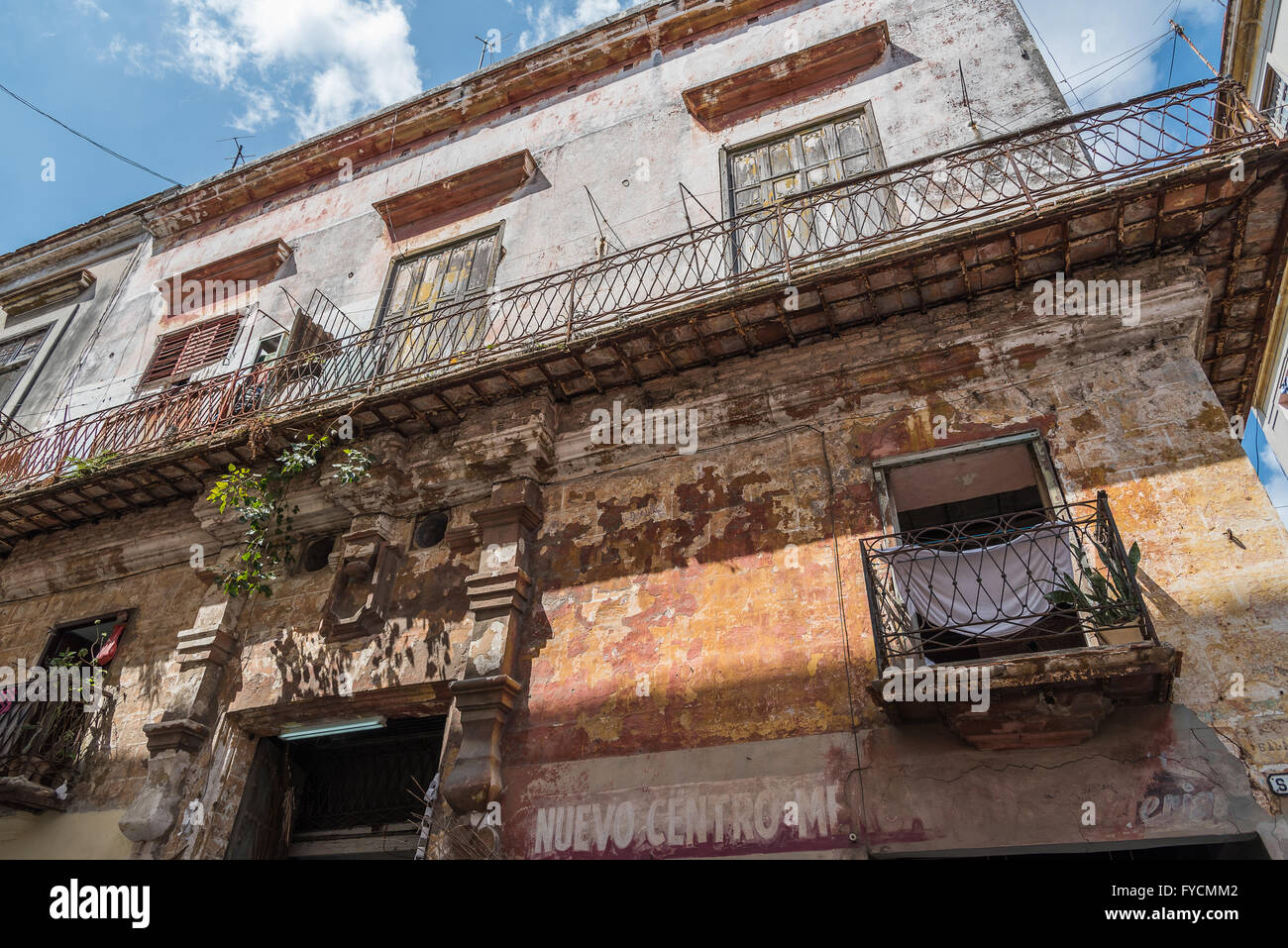 Beautifully textured and weathered walls, street art and typical Cuban ...