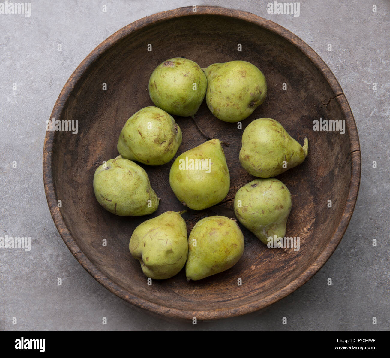 top view of a round bowl of green pears Stock Photo - Alamy