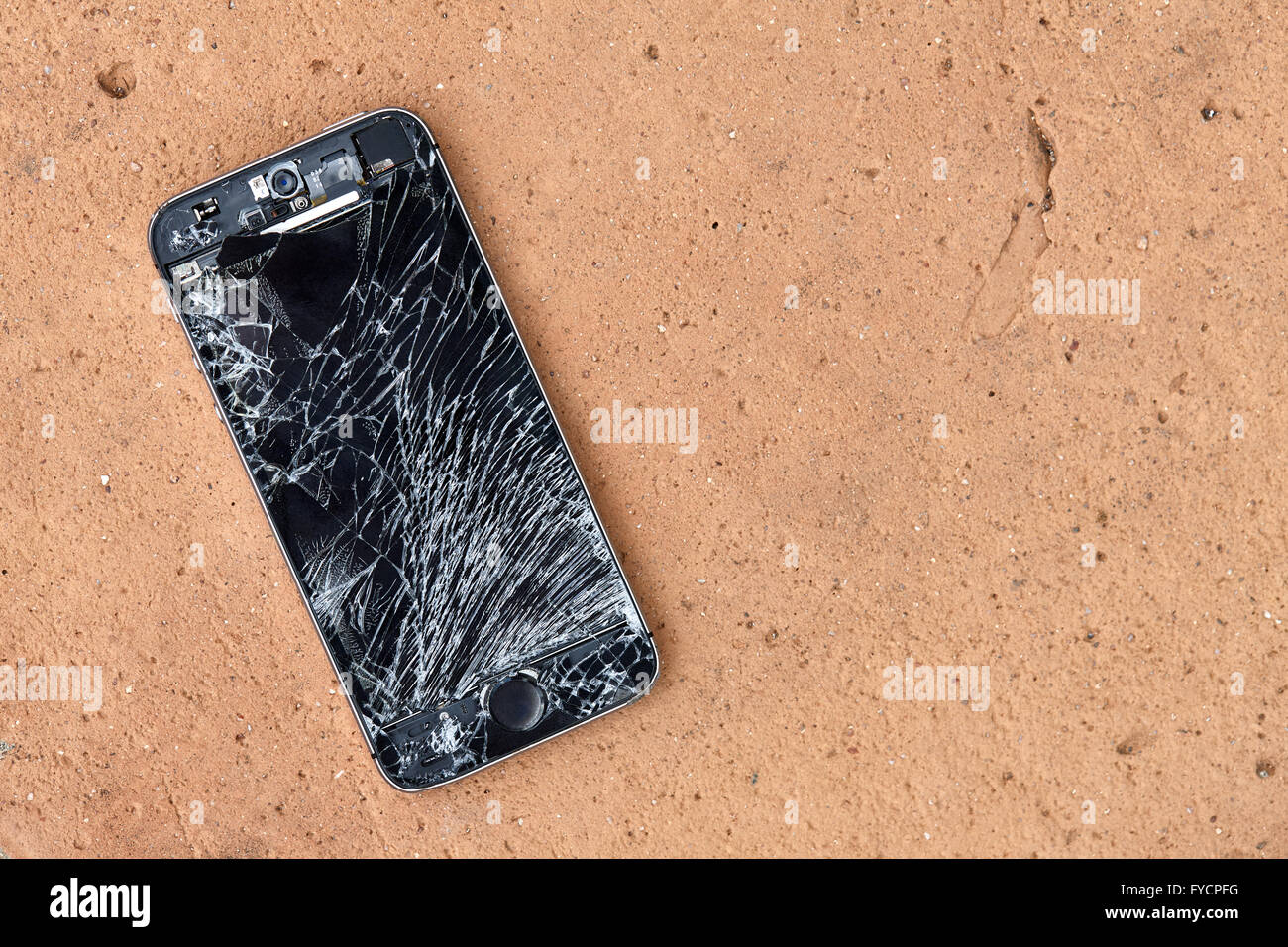 Broken mobile phone Stock Photo - Alamy