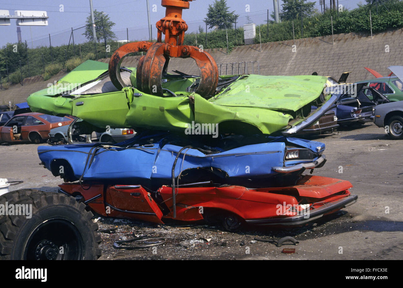 Scrap yard car crane hi-res stock photography and images - Alamy