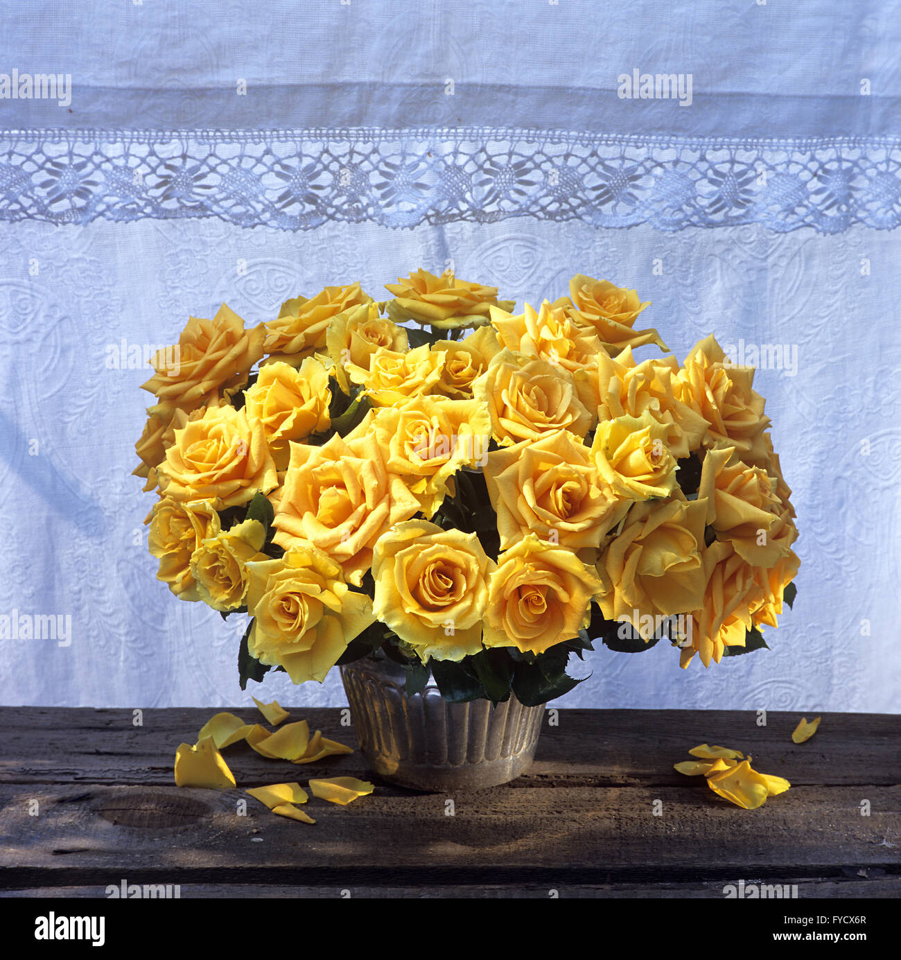 Yellow roses bunch hi-res stock photography and images - Alamy