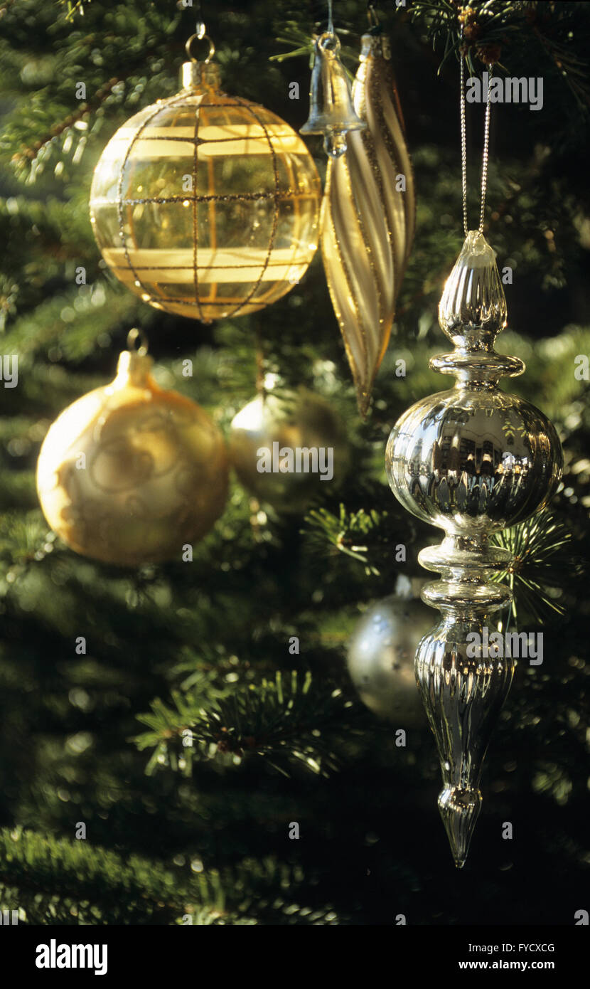 Different colour christmas baubles hi-res stock photography and images ...