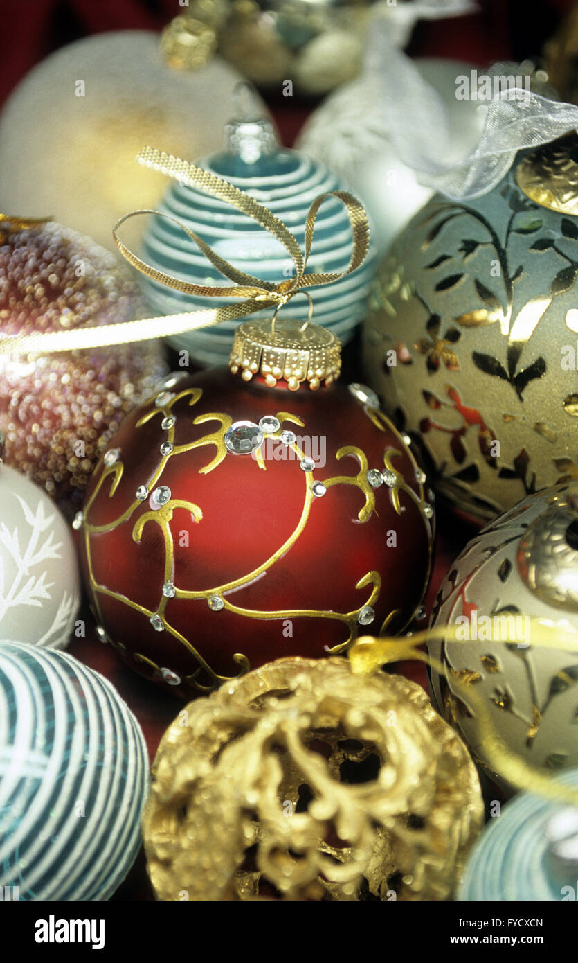 Different colour christmas baubles hi-res stock photography and images ...