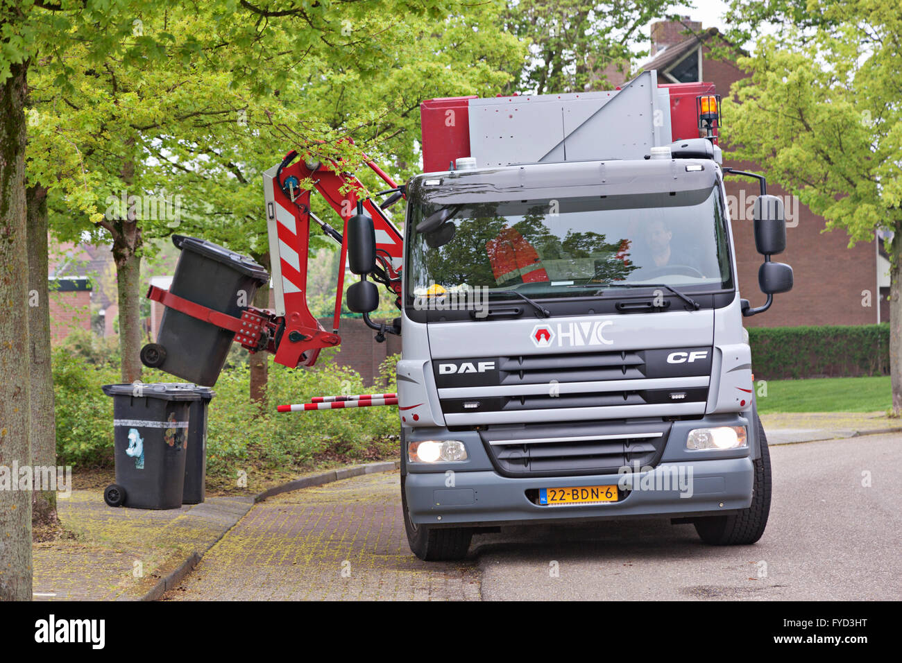 Refuge truck with robotic arm emptying wheely bins without intervention ...