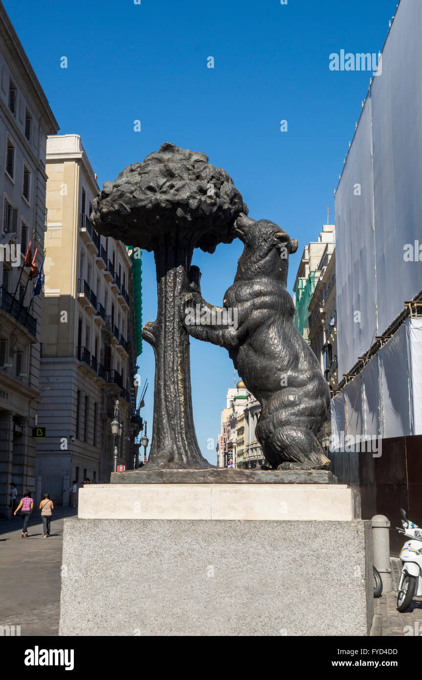 Statue bear madrono tree hi-res stock photography and images - Alamy