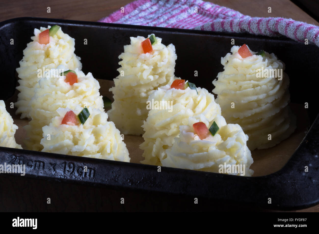 Mashed potato piping hi-res stock photography and images - Alamy