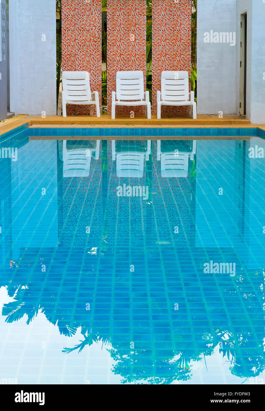 Outdoor swimming pool palm hi-res stock photography and images - Alamy