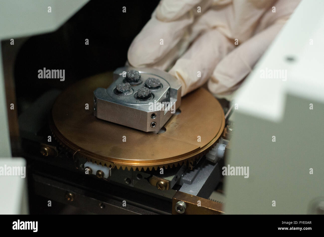 Scanning electron microscope machine hi-res stock photography and ...