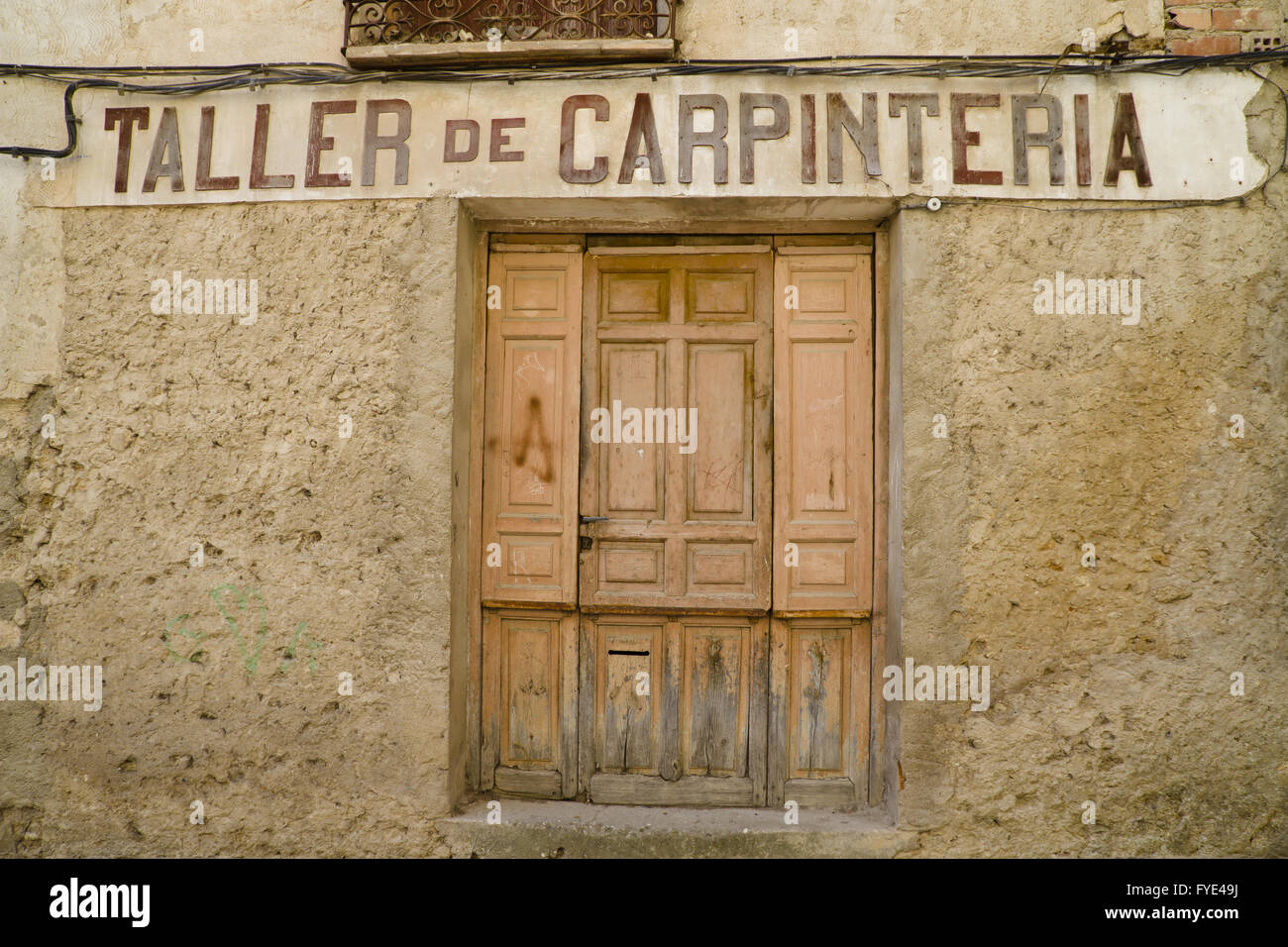 Old rusty door back building hi-res stock photography and images - Alamy