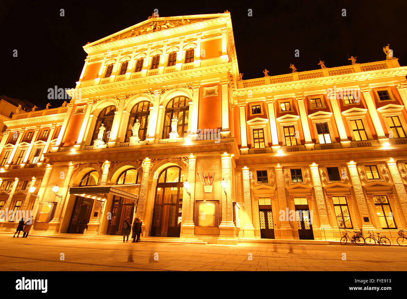 Exterior vienna state opera illuminated night hi-res stock photography ...