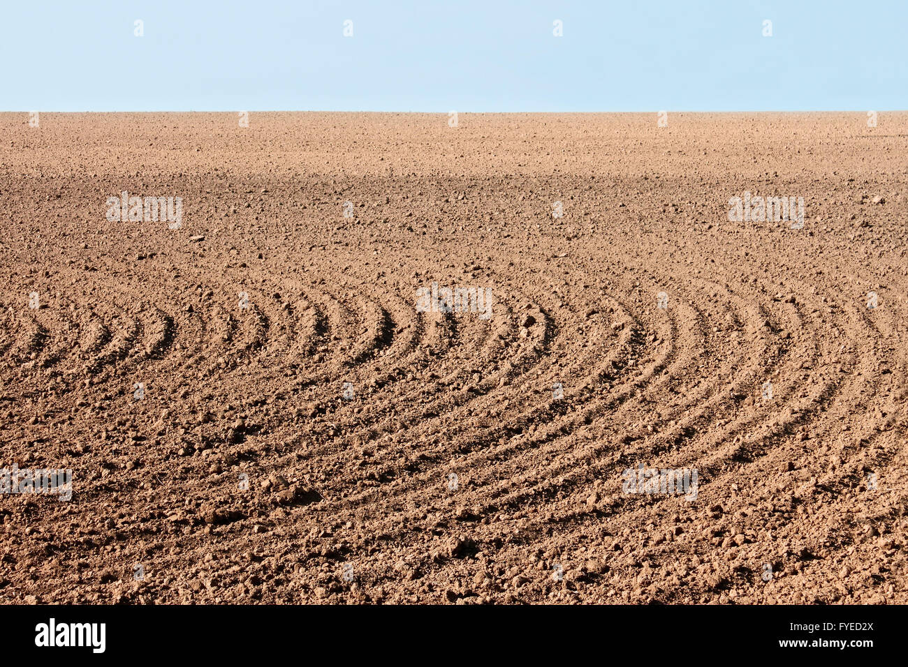 Parallel furrows to horizon hi-res stock photography and images - Alamy