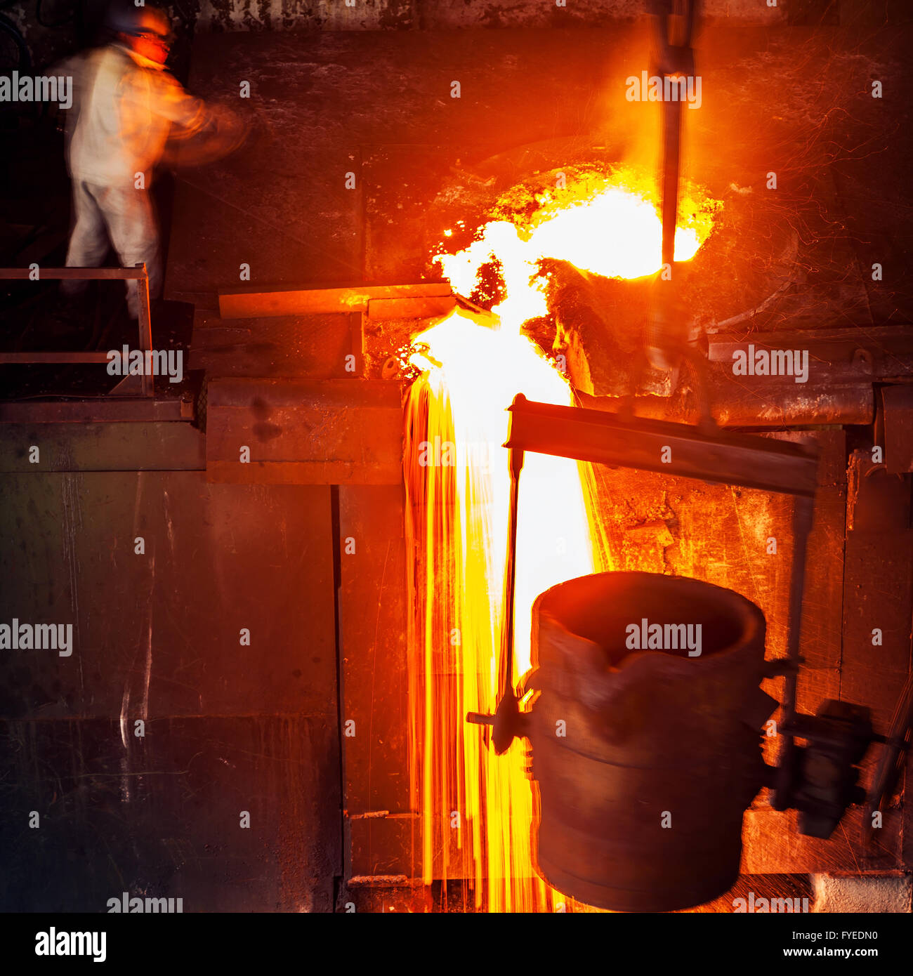 Foundry pouring liquid metal hi-res stock photography and images - Alamy