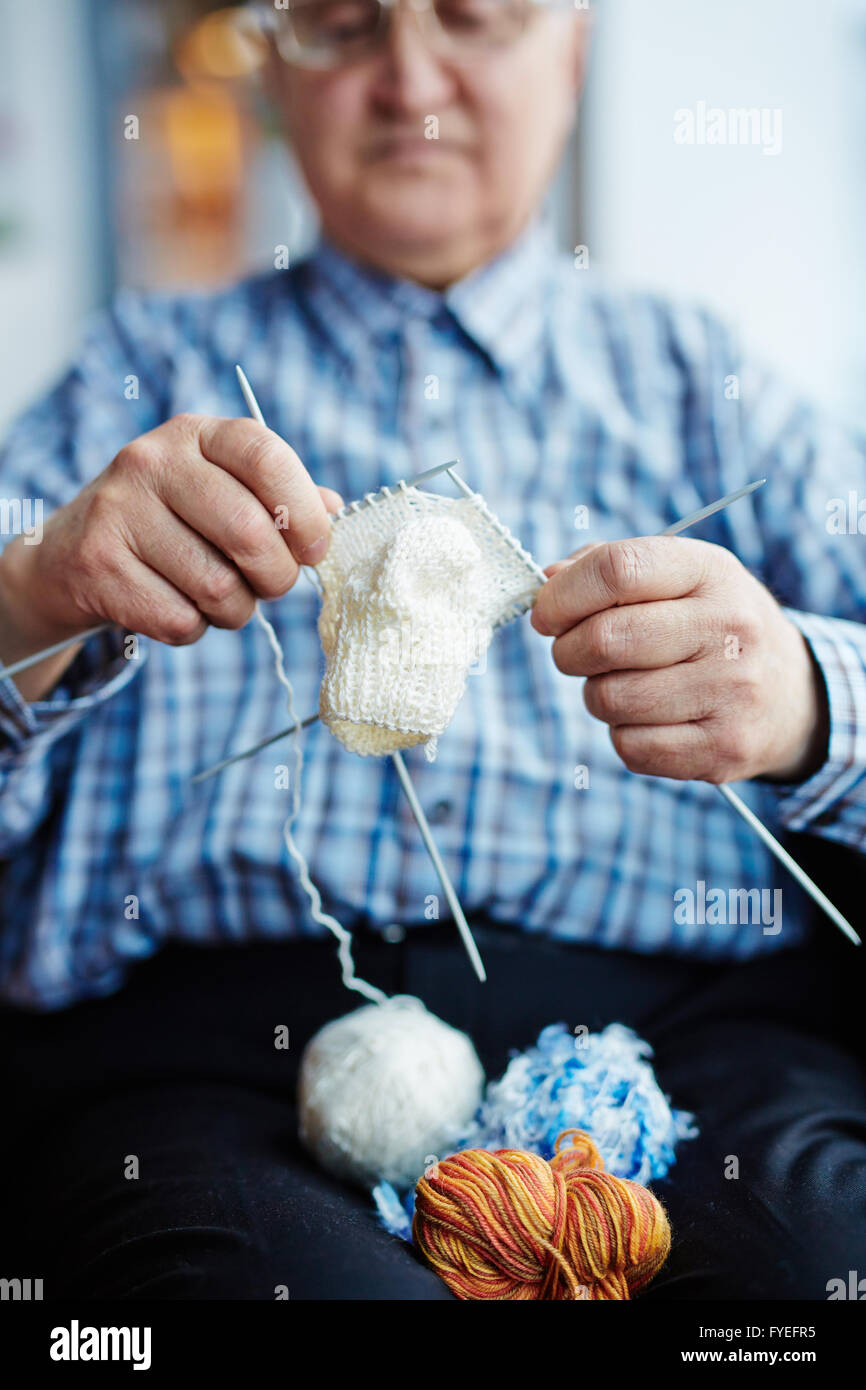 Man knitting hi-res stock photography and images - Alamy