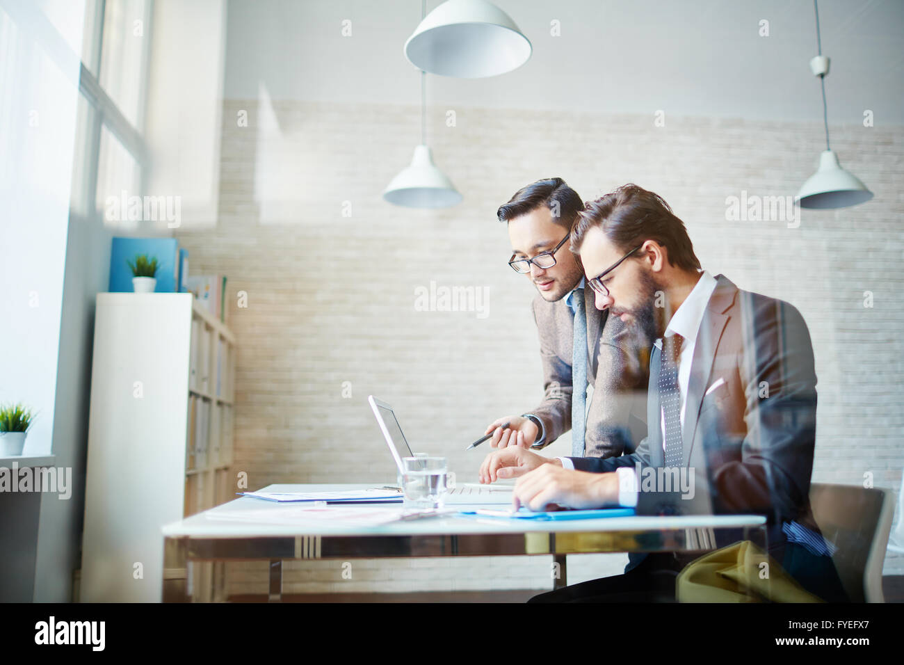 Networking businesspeople hi-res stock photography and images - Alamy