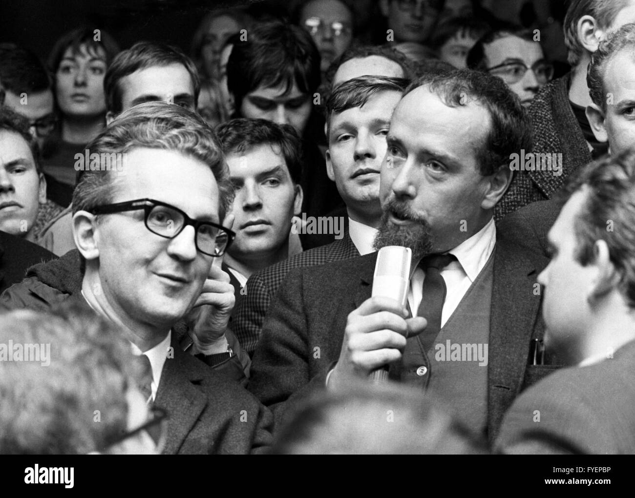 Prof. Iring Fetscher (l) and Prof. Thomas Luckmann inform the students ...