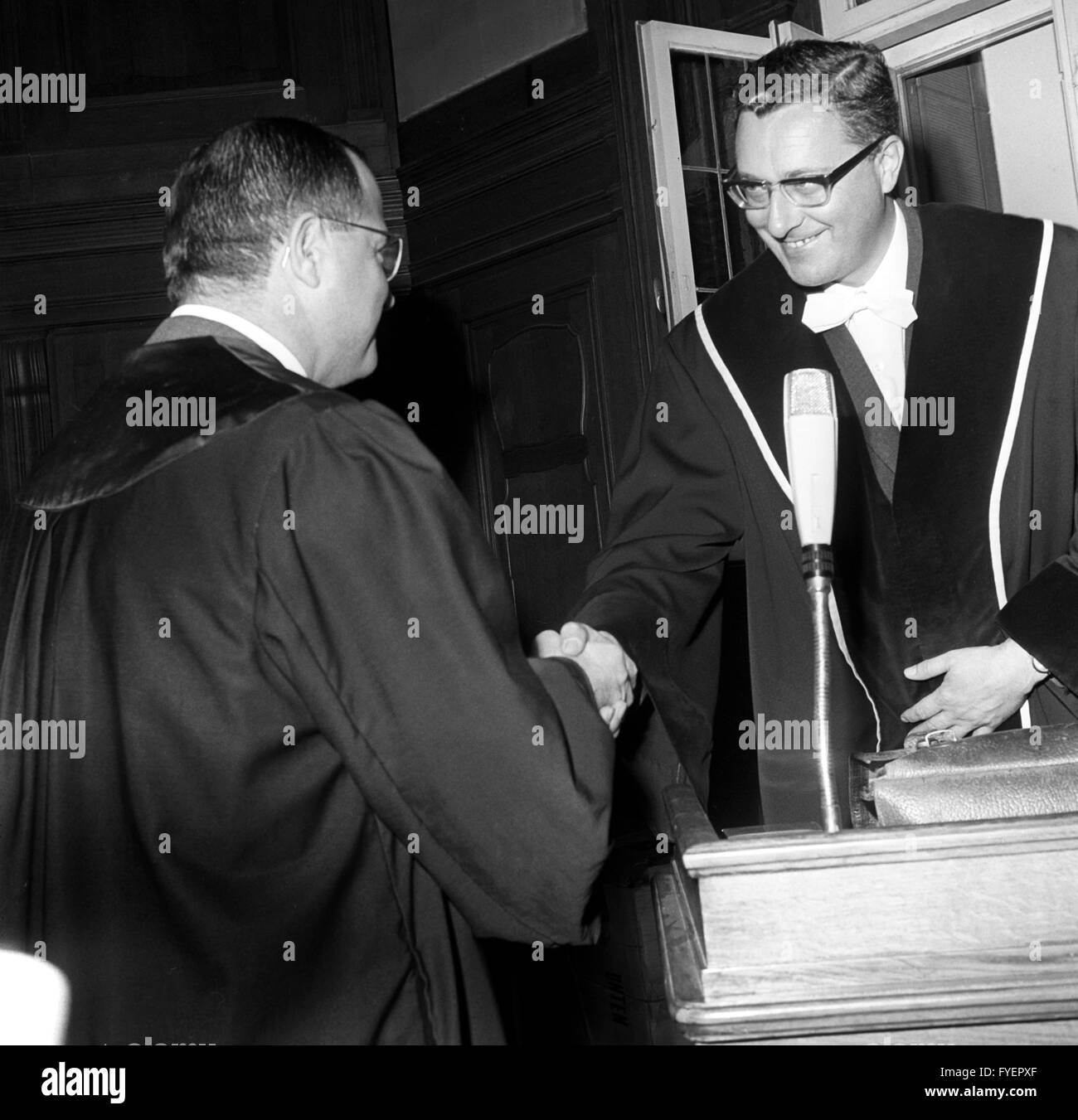 Police inspector Karl-Heinz Kurras' lawyer Gerd-Joachim Roos (l) and ...