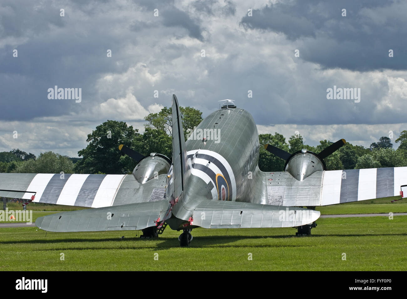 Douglas Dakota ZA947 Kwicherbichen Stock Photo - Alamy