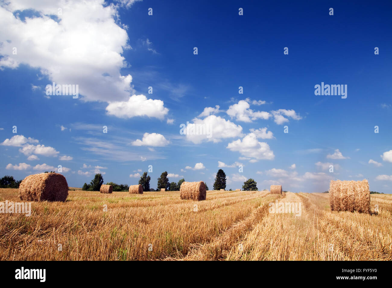Haystacks hi-res stock photography and images - Alamy
