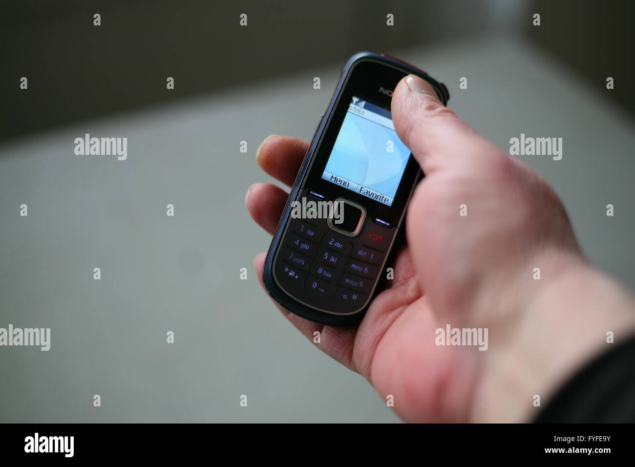 Hand with handy Stock Photo - Alamy