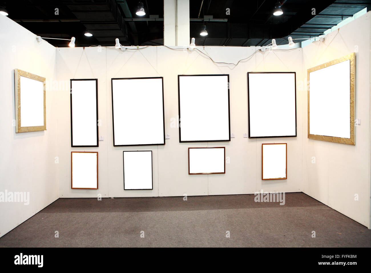 Spot lit empty room hi-res stock photography and images - Alamy