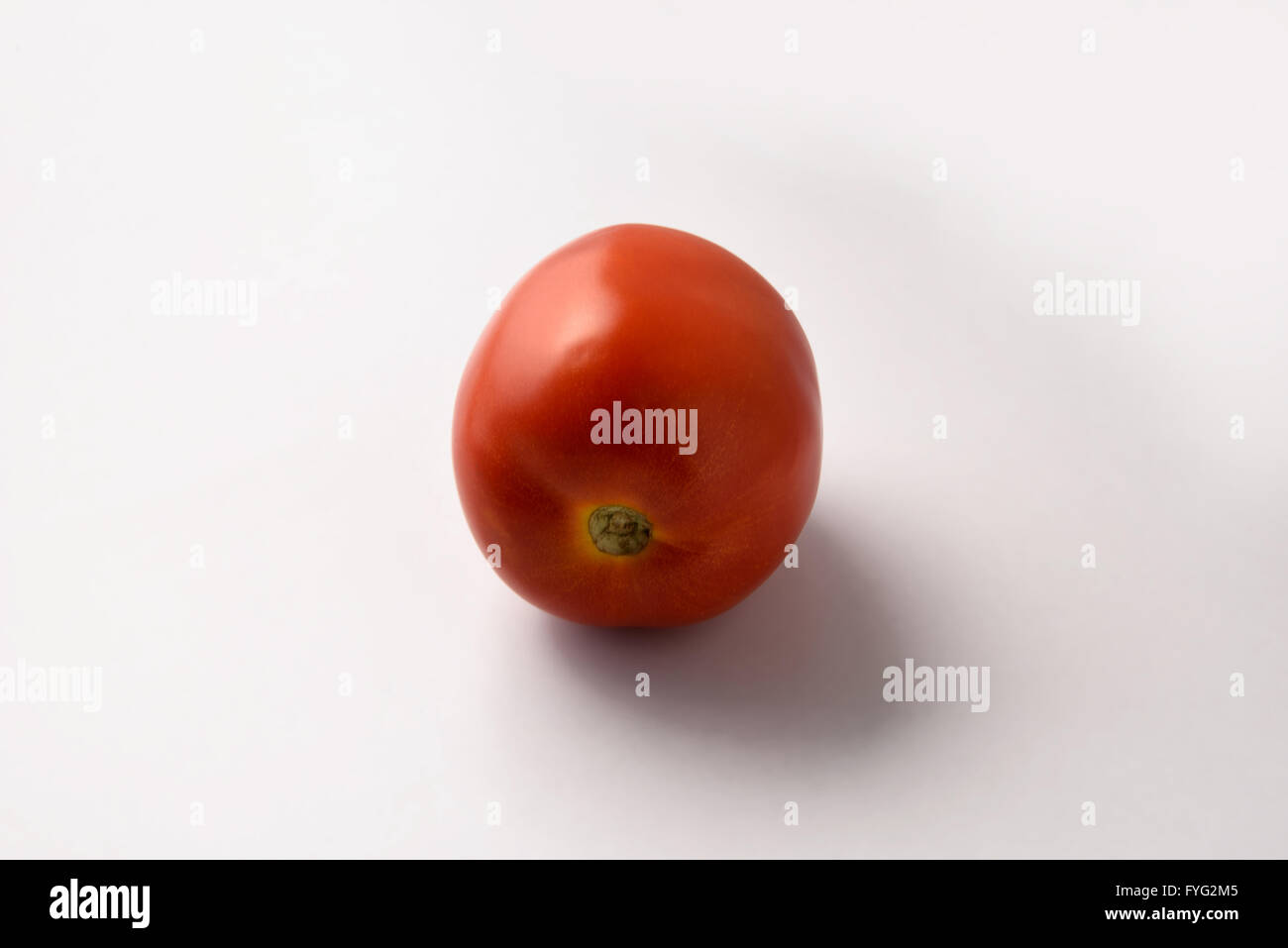 Single fresh tomato hi-res stock photography and images - Alamy