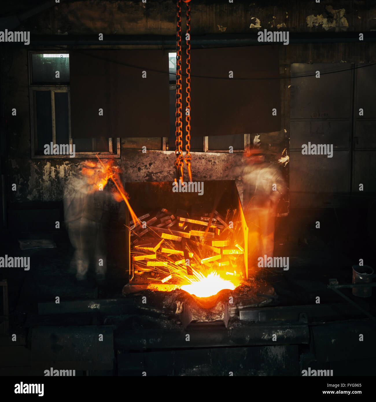 Liquid iron molten metal pouring hi-res stock photography and images ...