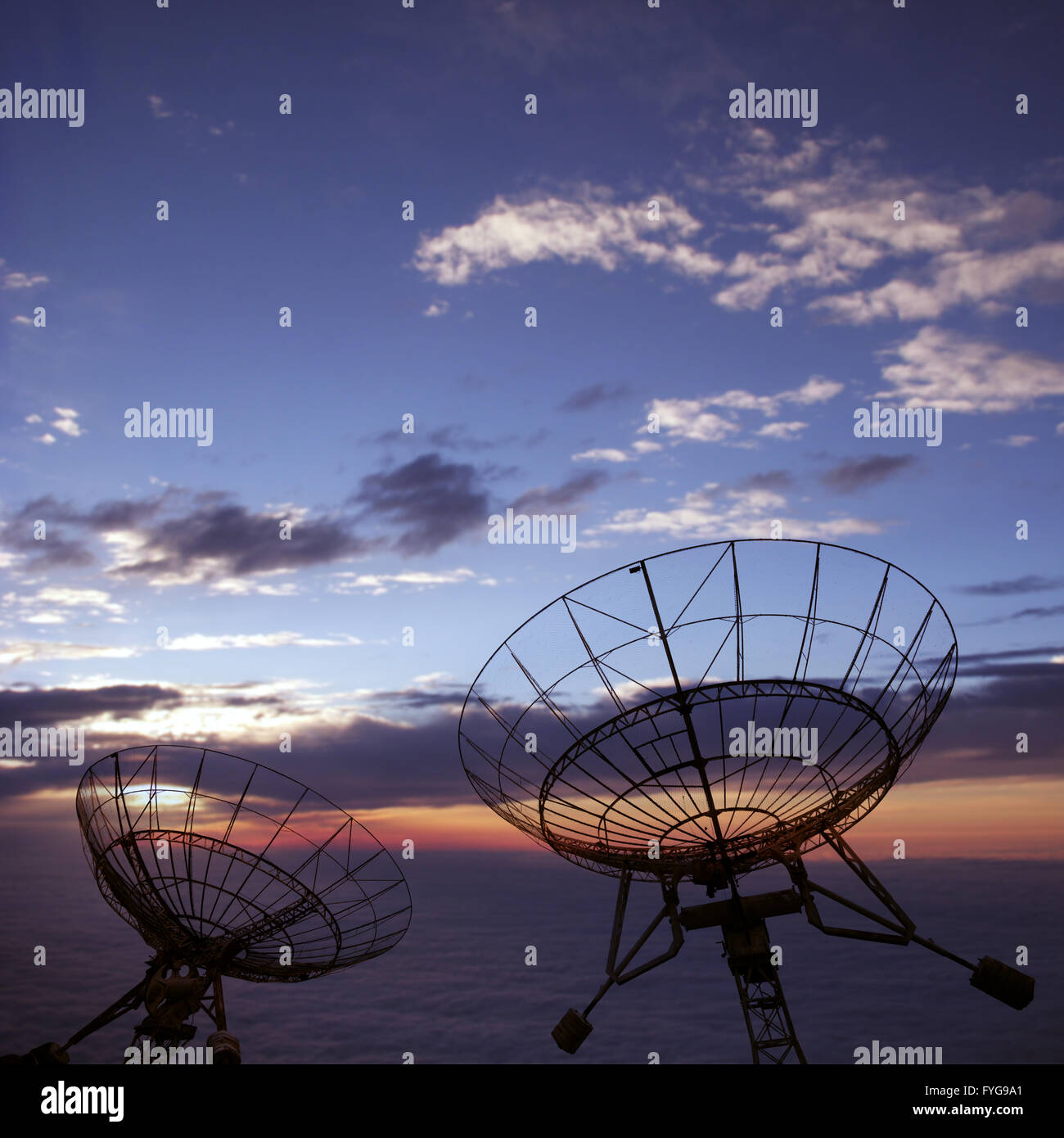 Sky dishes hi-res stock photography and images - Alamy