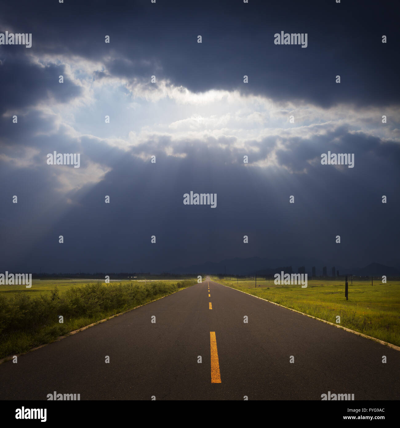 God ray hi-res stock photography and images - Alamy