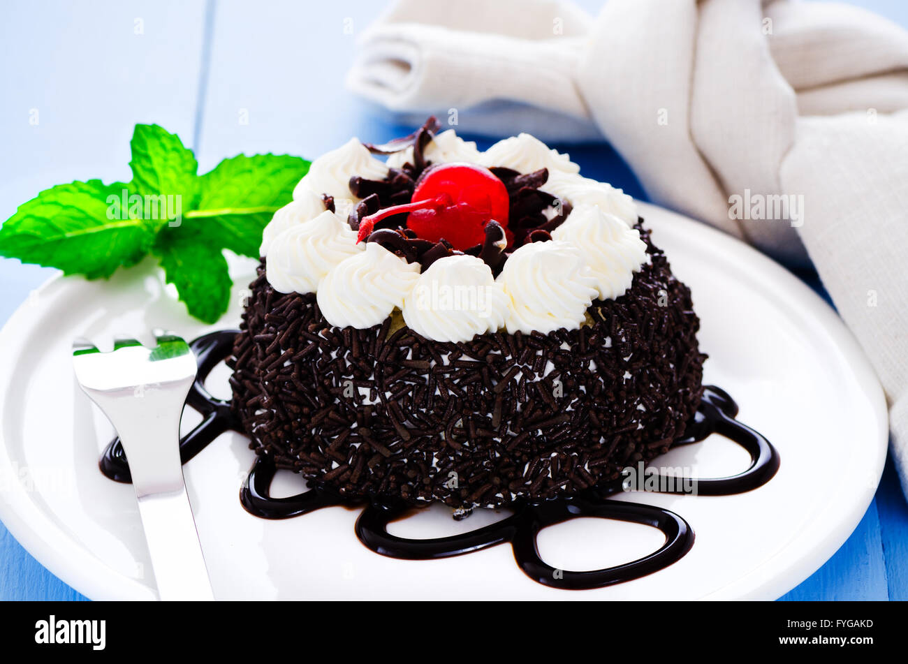 Small chocolate piece and mint hi-res stock photography and images - Alamy