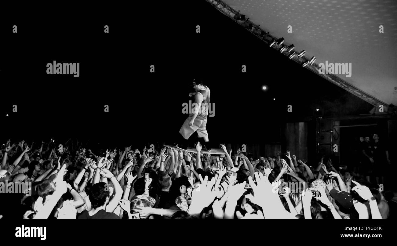 Kyle of Slightly Stoopid literally surfs on the crowd at Stubb's in ...