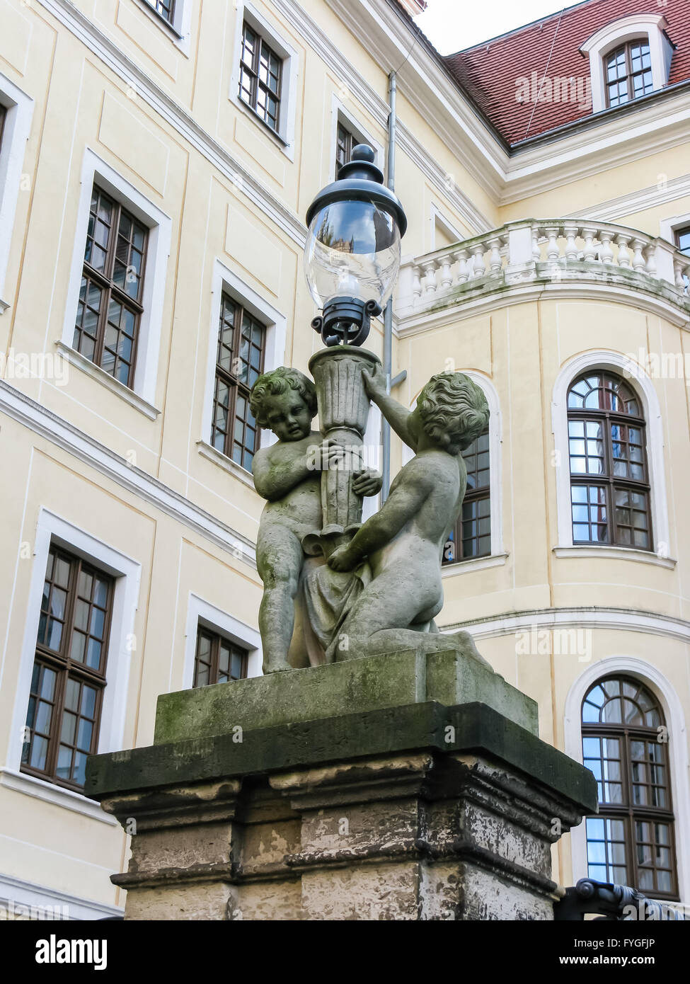 Two angels sculpture hi-res stock photography and images - Alamy