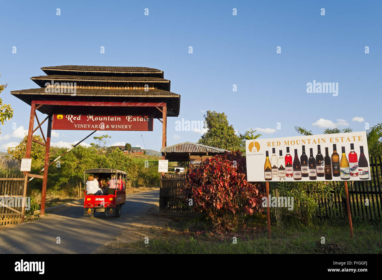 Winery entrance gates hi-res stock photography and images - Alamy