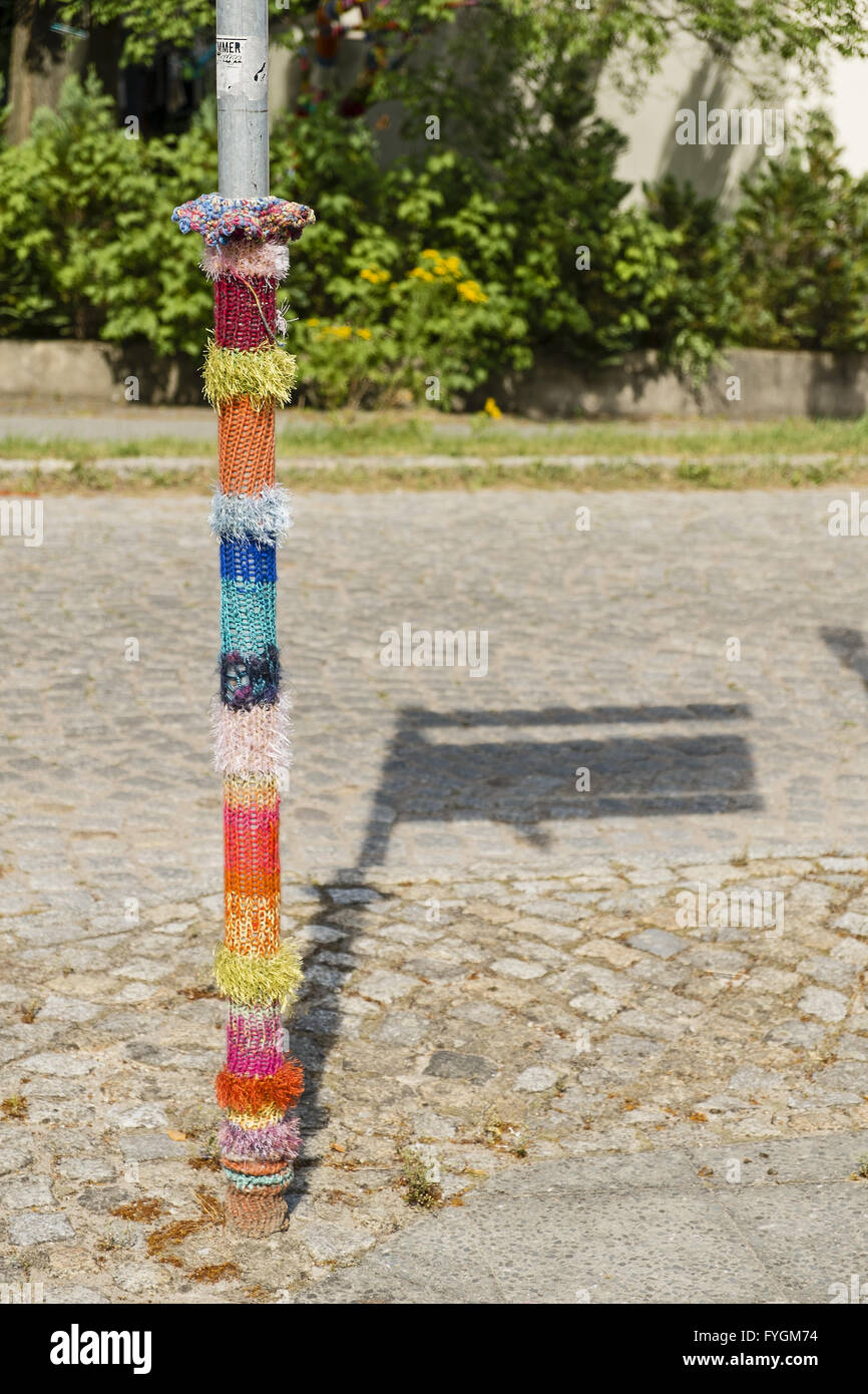Yarn bombing knitted artwork hi-res stock photography and images - Alamy