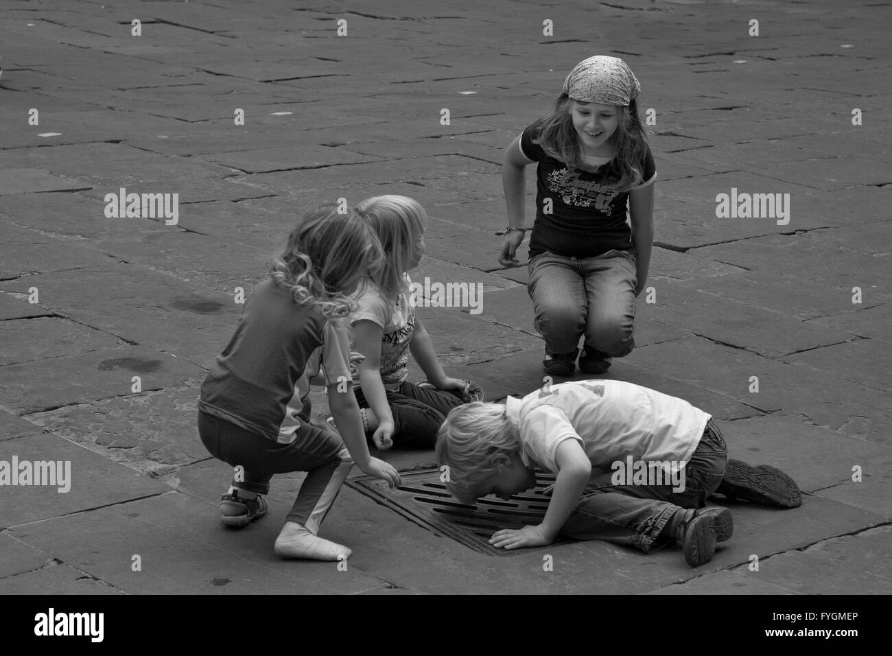 Children peering hi-res stock photography and images - Alamy