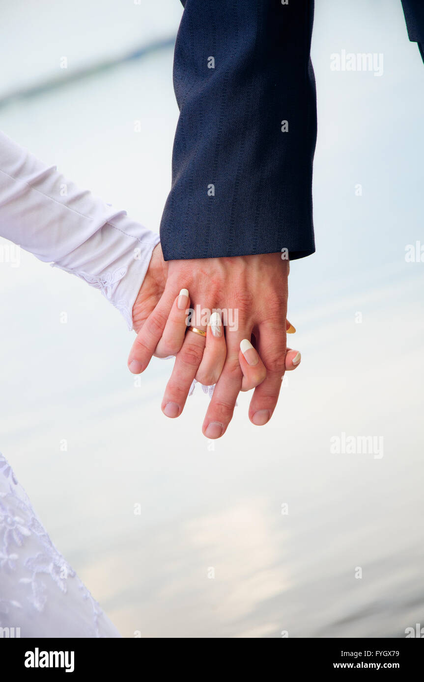 Hand in hand couple hi-res stock photography and images - Alamy