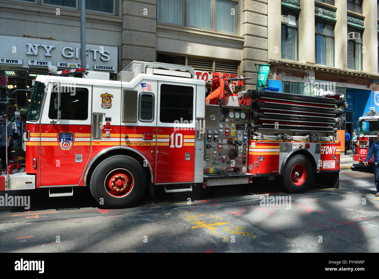 Fdny fire truck hi-res stock photography and images - Alamy
