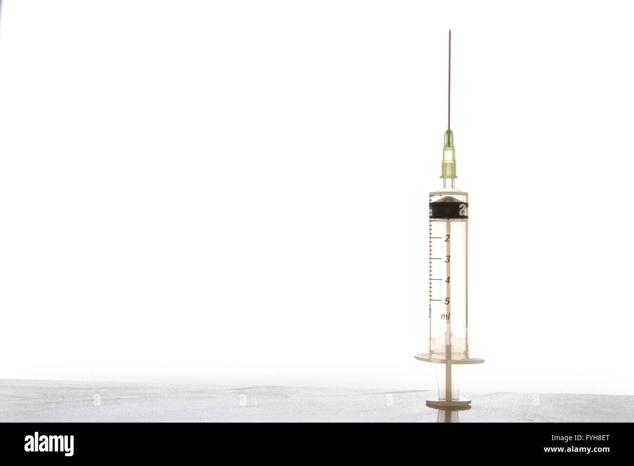 Empty syringes hi-res stock photography and images - Alamy