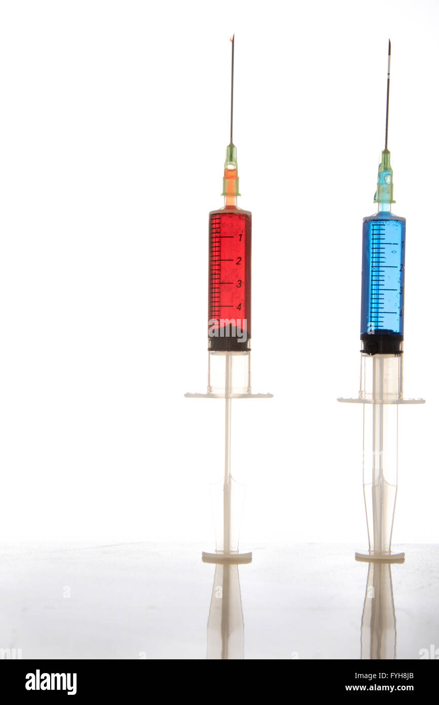 Two medical syringes hi-res stock photography and images - Alamy
