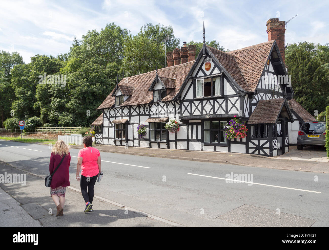 Tudor half timbered pub hi-res stock photography and images - Alamy